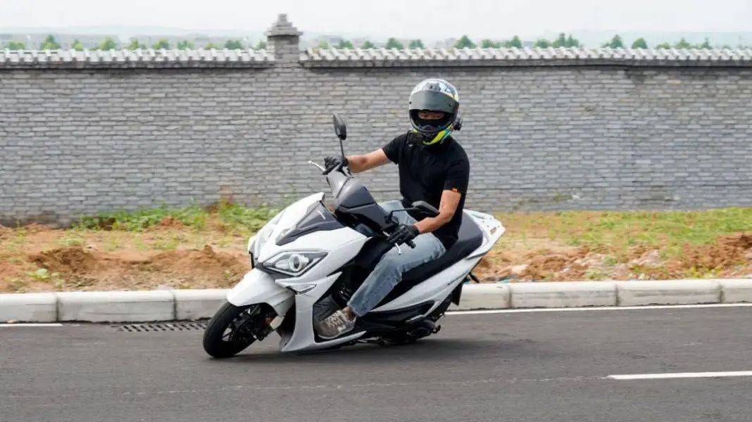 极致动力+极致安全—9999元VPS125极致版测评 下_搜狐汽车_搜狐网