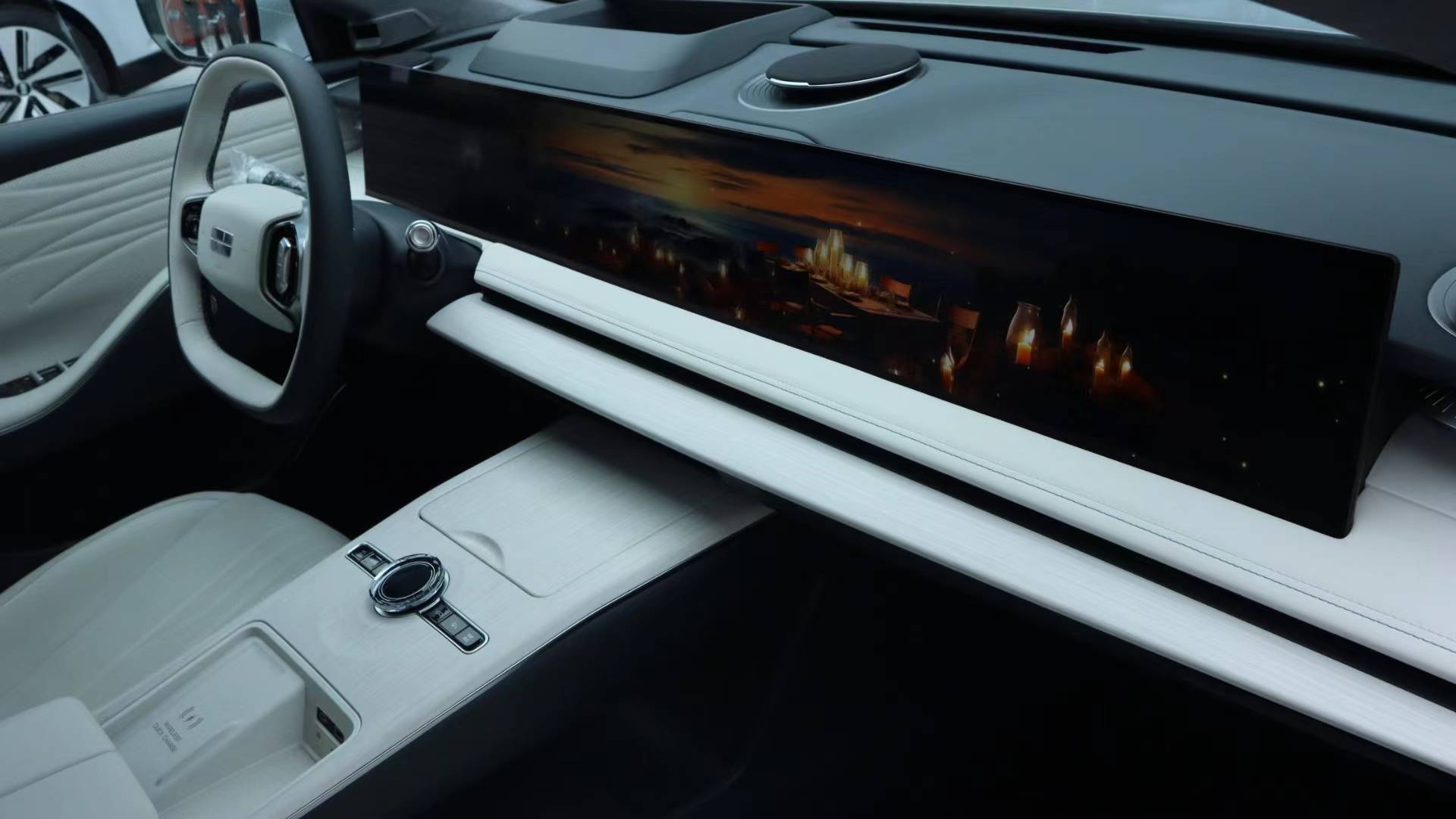 静态体验银河E8，45英寸8K带鱼屏和SEA浩瀚架构都给你安排上_搜狐汽车_搜狐网