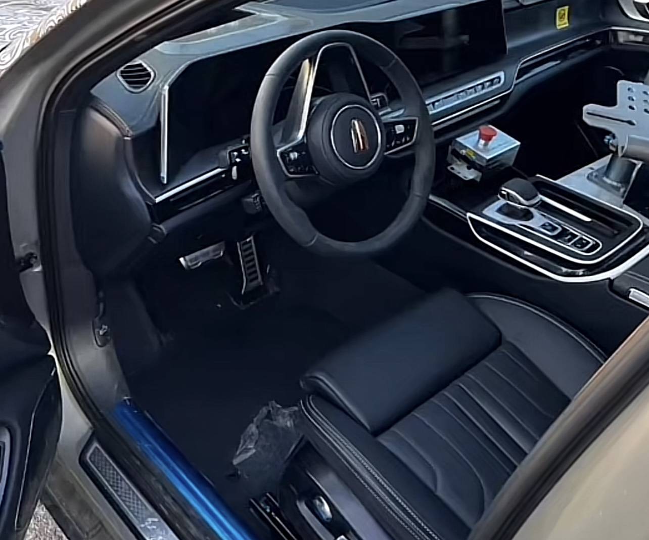 新款红旗H9实车曝光，前脸看齐H5，换双联屏，配3.0T+8AT？_搜狐汽车_搜狐网