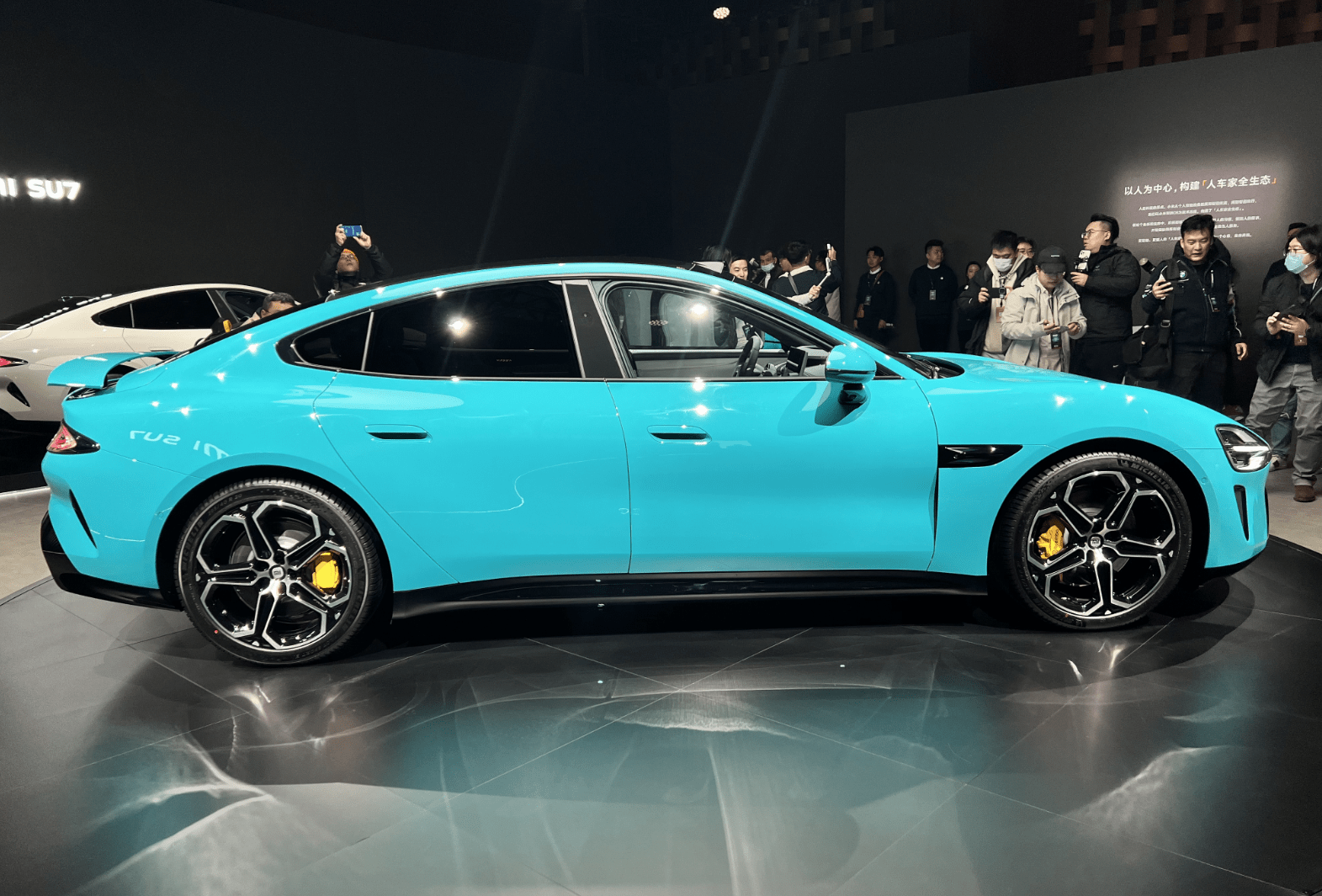 实拍小米SU7，帅气不输保时捷，2.78s破百，配空气弹簧+CDC_搜狐汽车_搜狐网