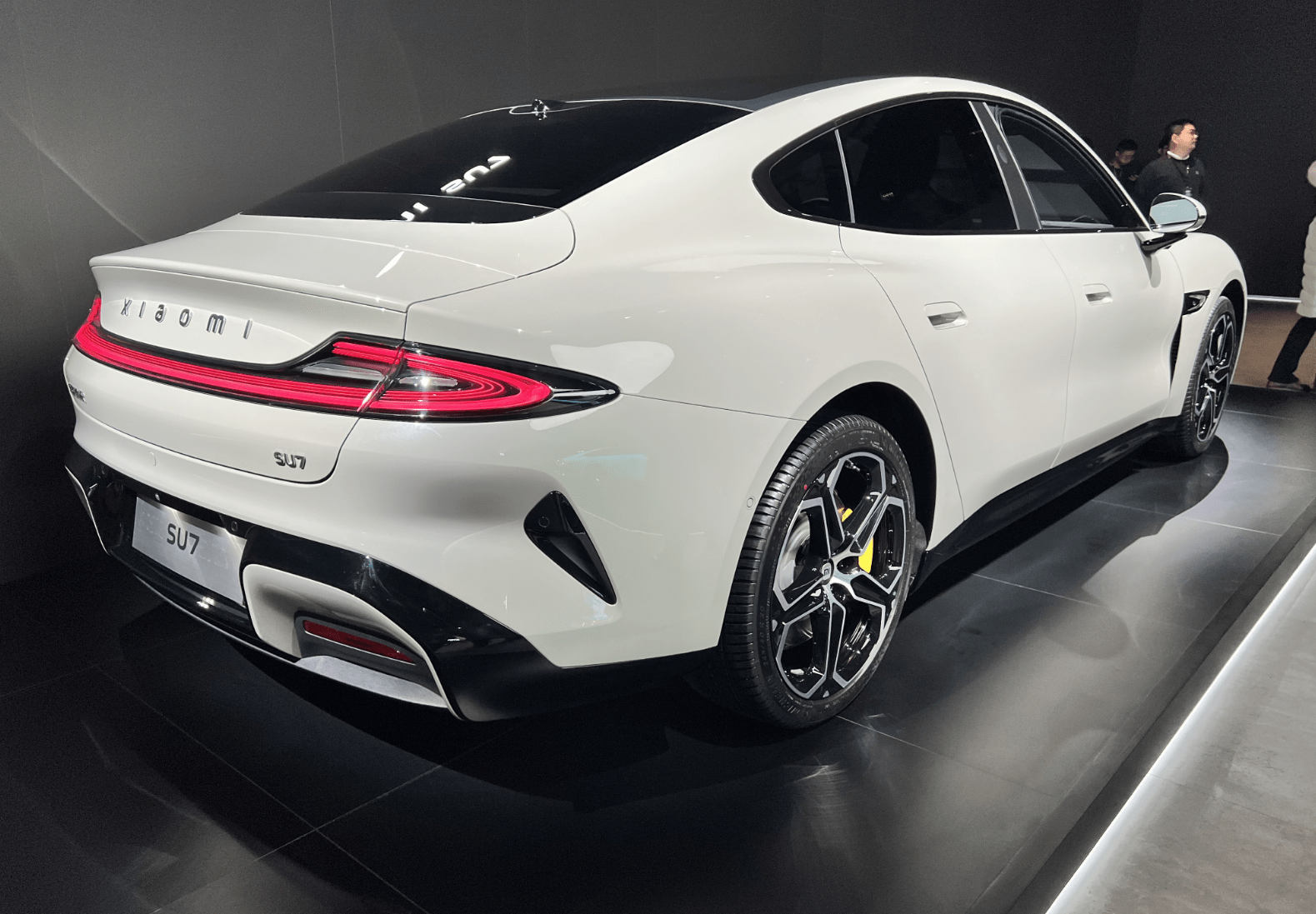 实拍小米SU7，帅气不输保时捷，2.78s破百，配空气弹簧+CDC_搜狐汽车_搜狐网