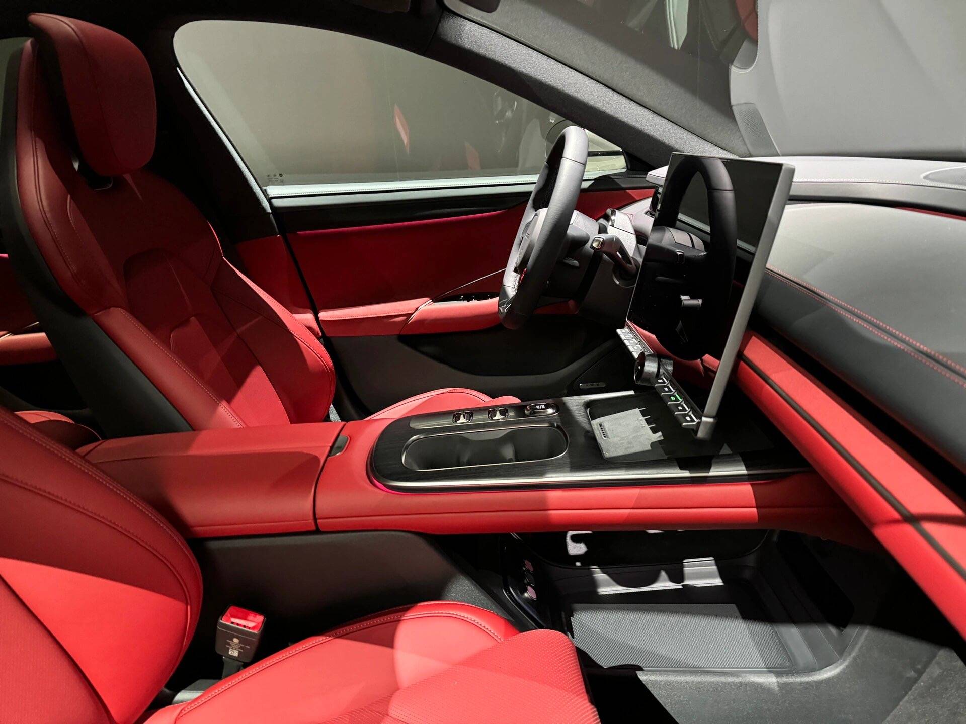 实拍小米SU7，帅气不输保时捷，2.78s破百，配空气弹簧+CDC_搜狐汽车_搜狐网