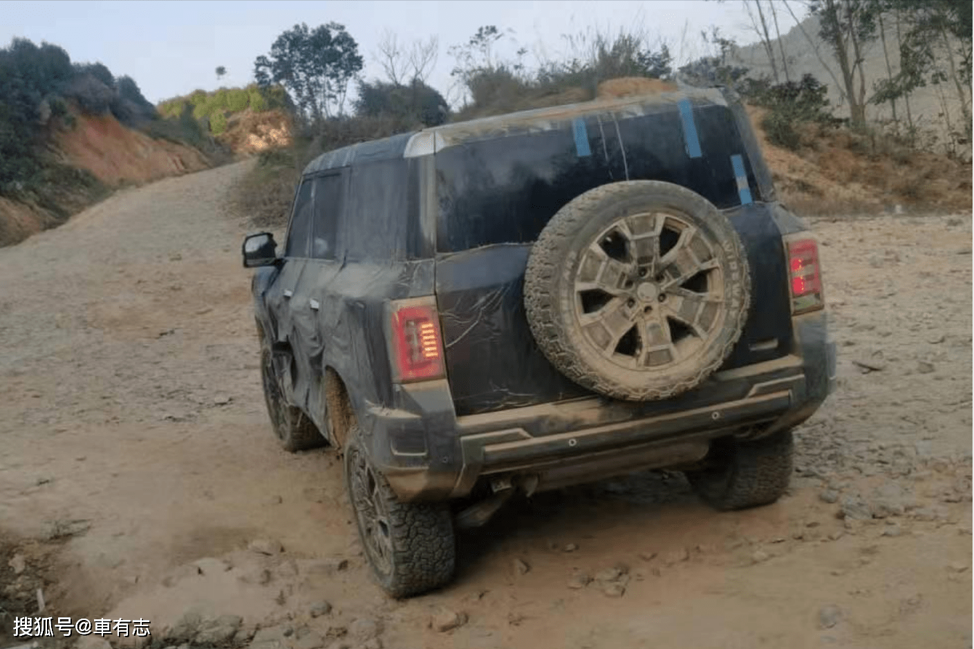 方程豹豹8现身街头，气场不输仰望U8，2.0T插混动力+云辇-P_搜狐汽车_搜狐网