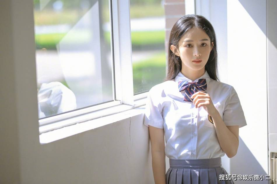 赵丽颖披肩发眉眼明媚动人白衬衫百褶裙学院风满满 搜狐大视野 搜狐新闻