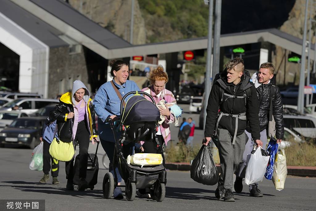 大批俄罗斯公民前往格鲁吉亚边境检查站等待入境-搜狐大视野-搜狐新闻