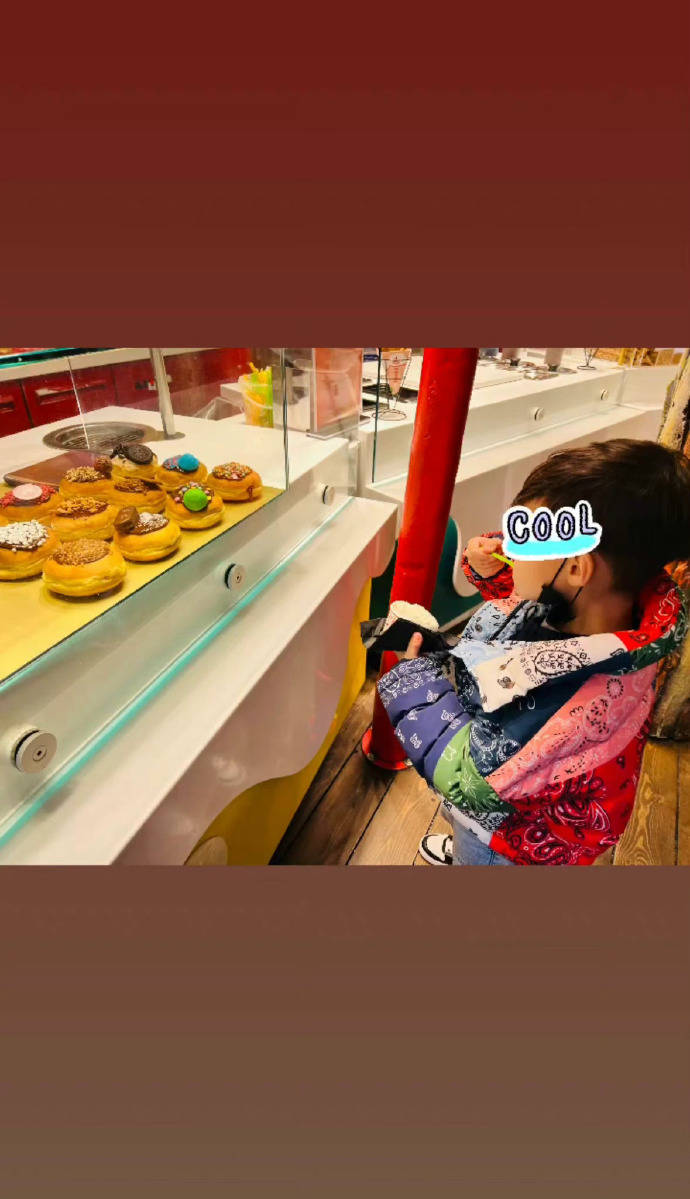 周杰伦晒英国游玩近照 儿子罗密欧对镜比耶超可爱 搜狐大视野 搜狐新闻