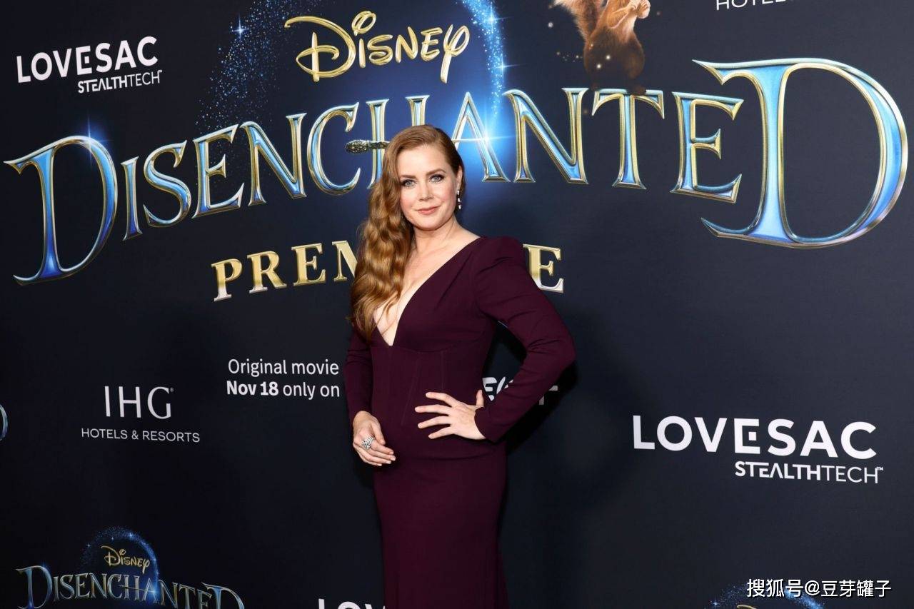 知名女星Amy Adams，深V礼服，气质优雅，丰腴性感-搜狐大视野-搜狐新闻