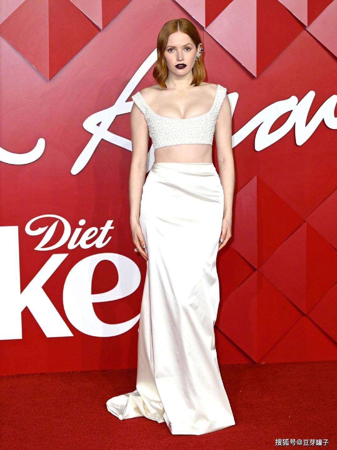 女星Ellie Bamber穿低胸礼服，曲线凹凸，美艳性感-搜狐大视野-搜狐新闻