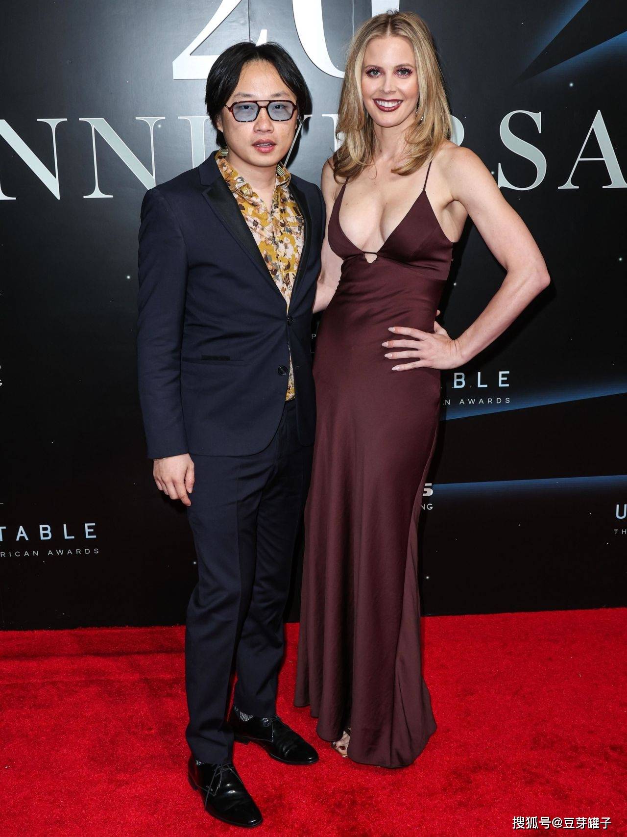 女星Brianne Kimmel穿吊带礼服，曲线凹凸性感迷人-搜狐大视野-搜狐新闻