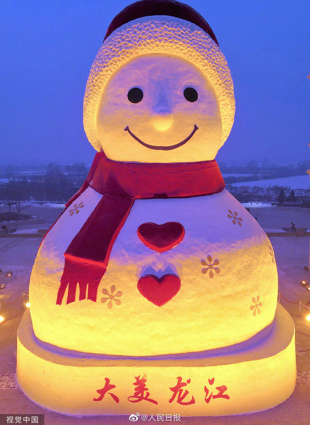 哈尔滨大雪人开启夜景模式 治愈系氛围感满满_现场图_设计_松花江畔