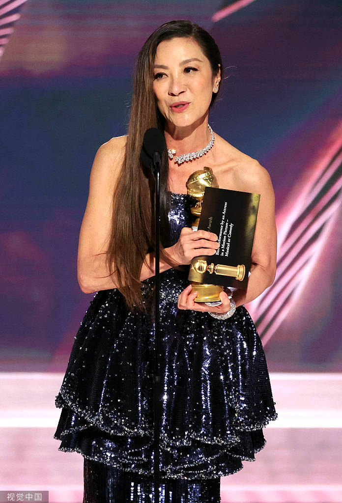 杨紫琼获金球奖最佳女主角 身穿抹胸裙气质优雅-搜狐大视野-搜狐新闻