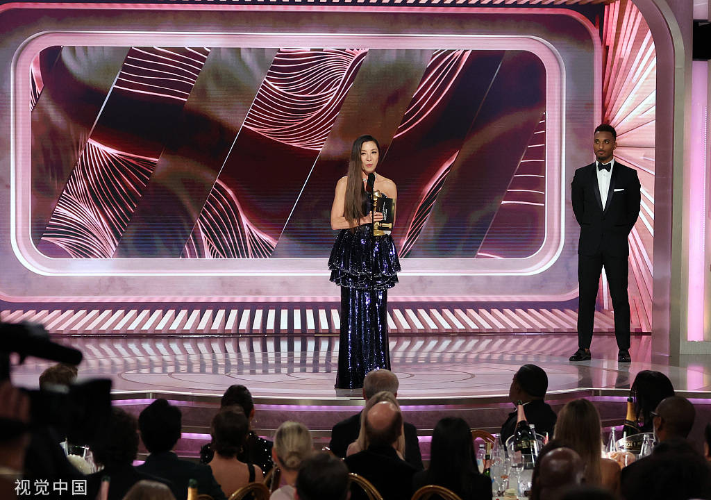 杨紫琼获金球奖最佳女主角 身穿抹胸裙气质优雅-搜狐大视野-搜狐新闻