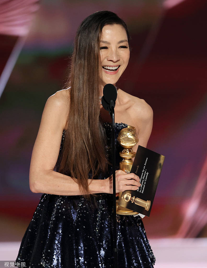 杨紫琼获金球奖最佳女主角 身穿抹胸裙气质优雅-搜狐大视野-搜狐新闻