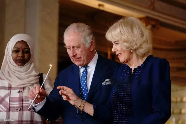 英国卡米拉王后穿蓝色长裙亮相，查尔斯穿同款配合 搜狐大视野 搜狐新闻