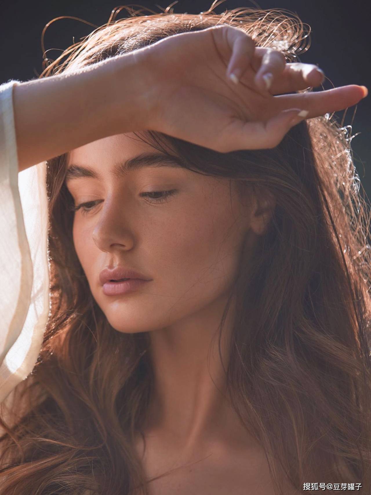 女星Ella Cervetto穿深V礼服，曲线凹凸，性感迷人-搜狐大视野-搜狐新闻