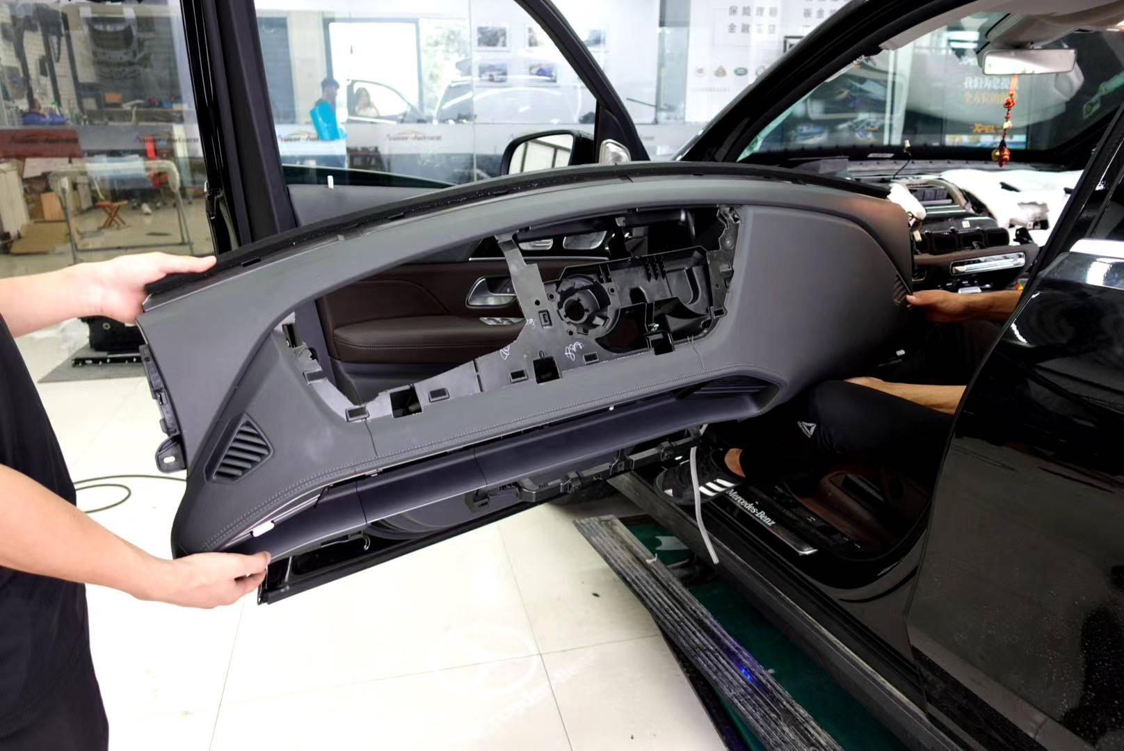 22款奔驰GLS450加装抬头显示HUD 电吸门 香氛系统需要拆哪些东西了_搜狐汽车_搜狐网