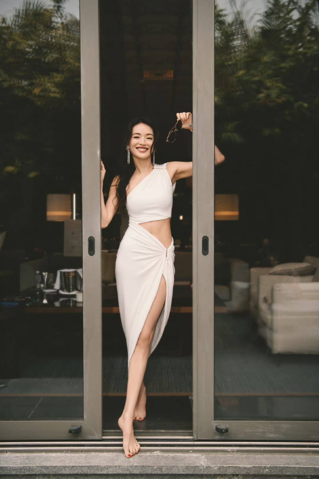 46岁的舒淇艳压一众年轻女星，高开叉裙展现天然野性美 -6parkbbs.com