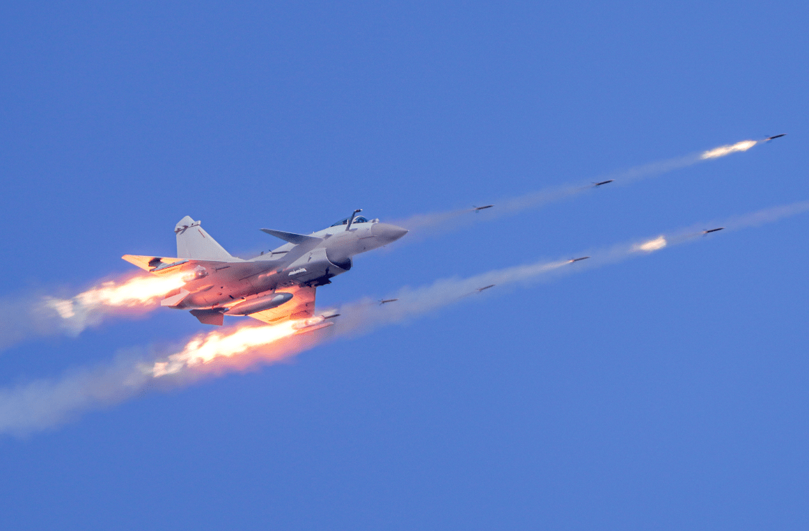 与月同框！歼10战斗机起飞进行实弹训练-搜狐大视野-搜狐新闻