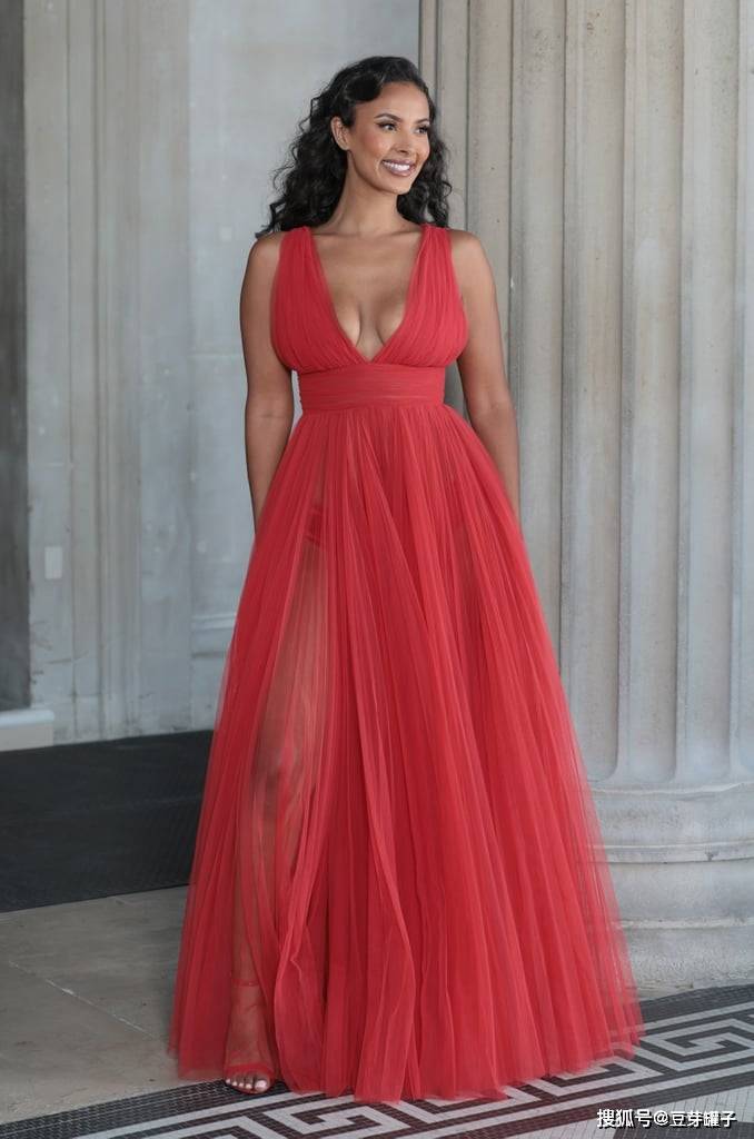 女主播Maya Jama，穿深V长裙，热烈奔放，丰腴性感-搜狐大视野-搜狐新闻