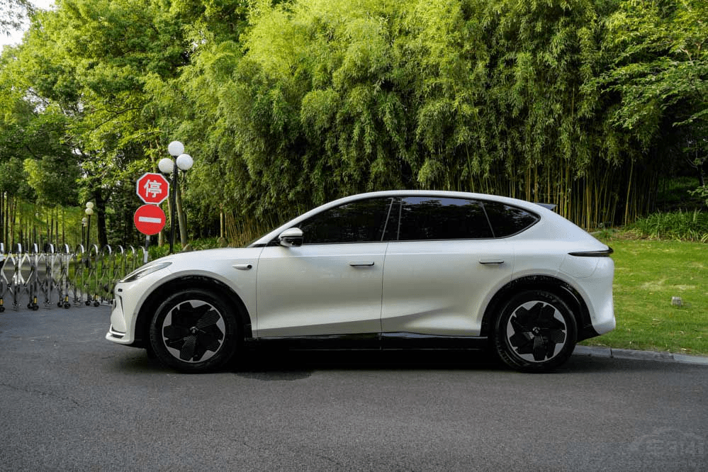 都是30万级国产SUV，智己LS7和小鹏G9，谁更胜一筹？_搜狐汽车_搜狐网