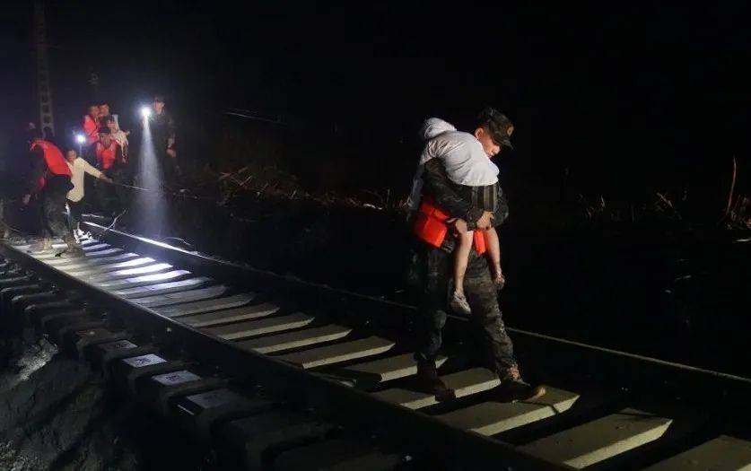 走出落坡岭：K396次列车被困76小时-搜狐大视野-搜狐新闻