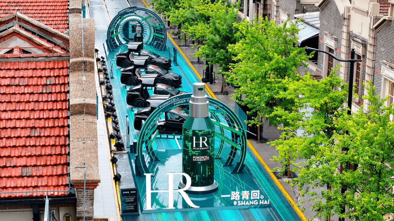 一路青回 肆享狂欢 HR赫莲娜绿宝瓶与能量伙伴特斯拉「青春充能站」上海首发_搜狐汽车_搜狐网