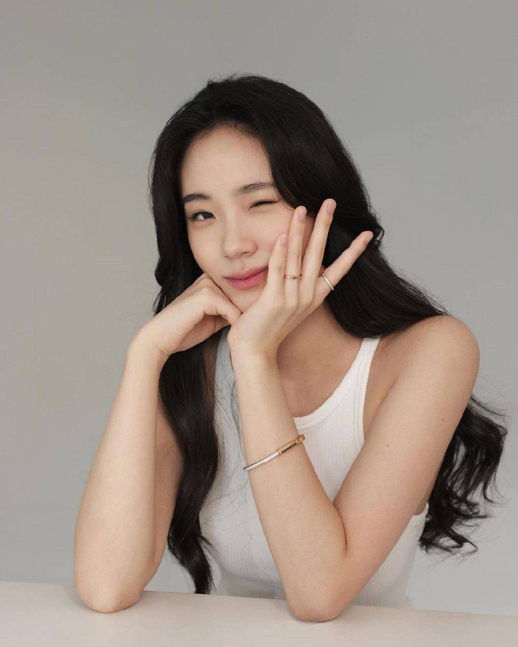 小s二女儿lily近照曝光 一头长卷发显成熟气质出众 搜狐大视野 搜狐新闻