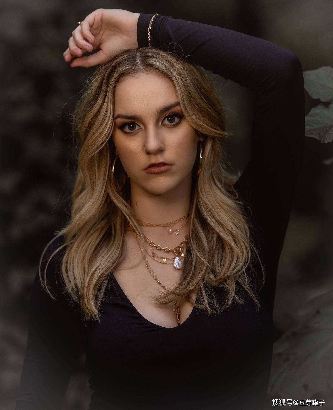 女星Nicola Crisa绝美写真照，气质优雅，火辣性感-搜狐大视野-搜狐新闻