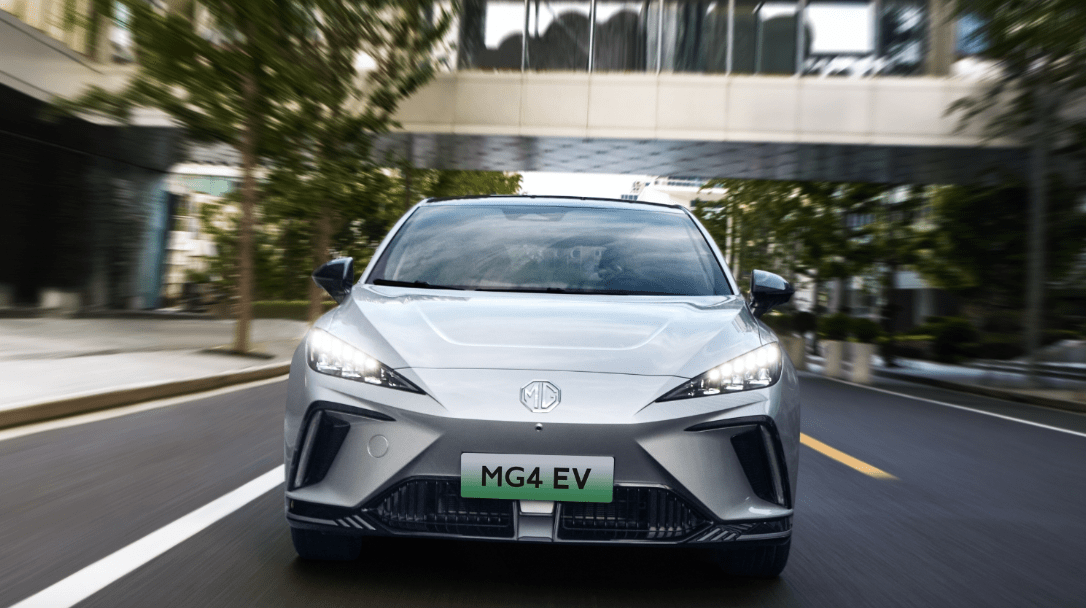 选比亚迪海豚还是它？名爵MG4 EV出海冠军版上市，优惠后11.58万元_搜狐汽车_搜狐网