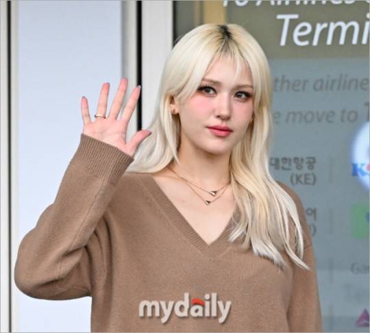 Somi飞往意大利参加米兰时装周 金发红唇散发魅力-搜狐大视野-搜狐新闻