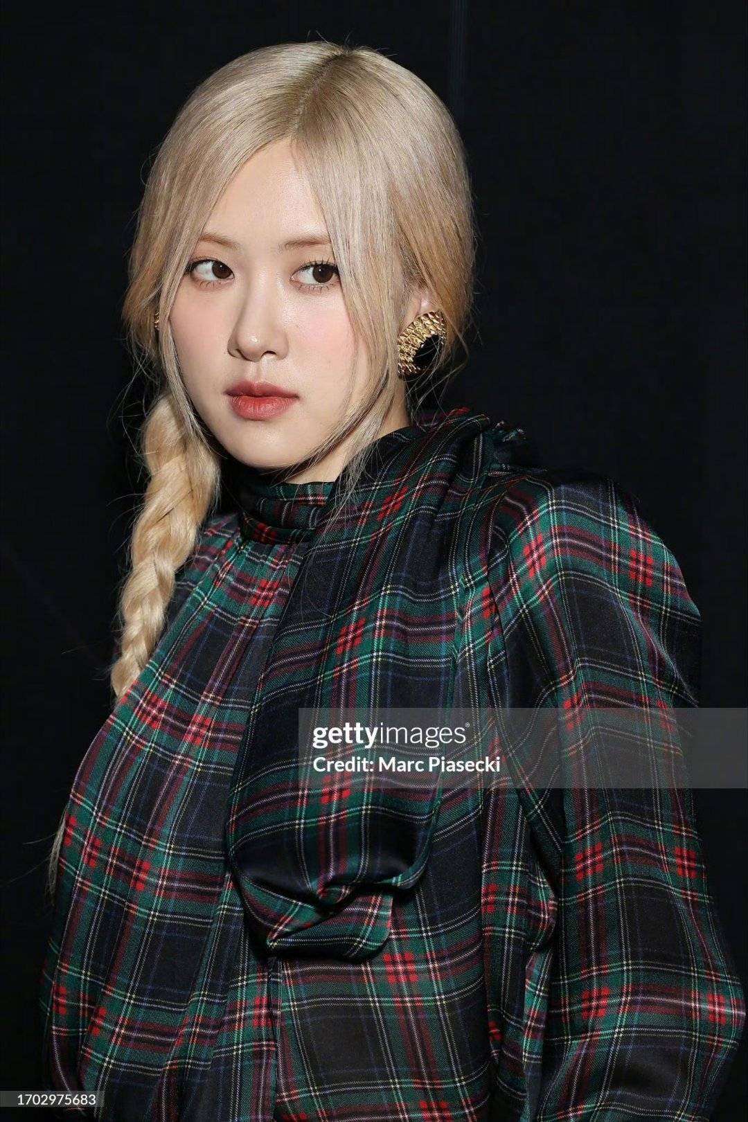 Rosé金色麻花辫乖巧娇美 黑丝配高跟鞋勾人心弦-搜狐大视野-搜狐新闻