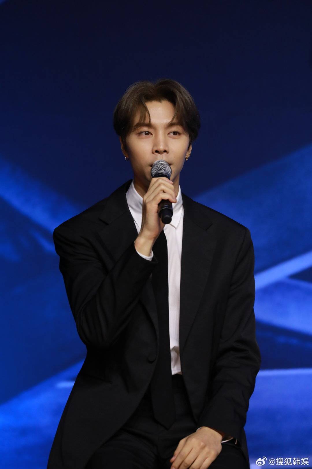 NCT127举行正规五辑记者会 西装革履的一粒七好帅-搜狐大视野-搜狐新闻