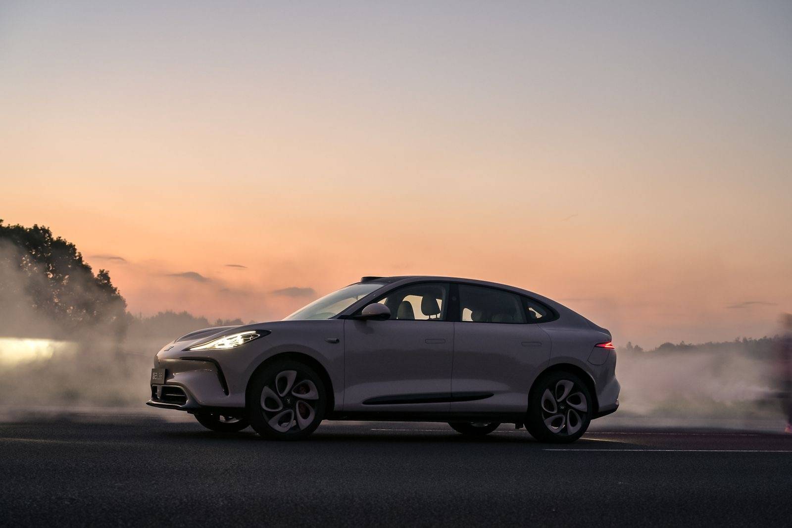 “超级爆品”智己LS6登顶“中大型纯电SUV”销冠-11月智己汽车销售8,703台_搜狐汽车_搜狐网