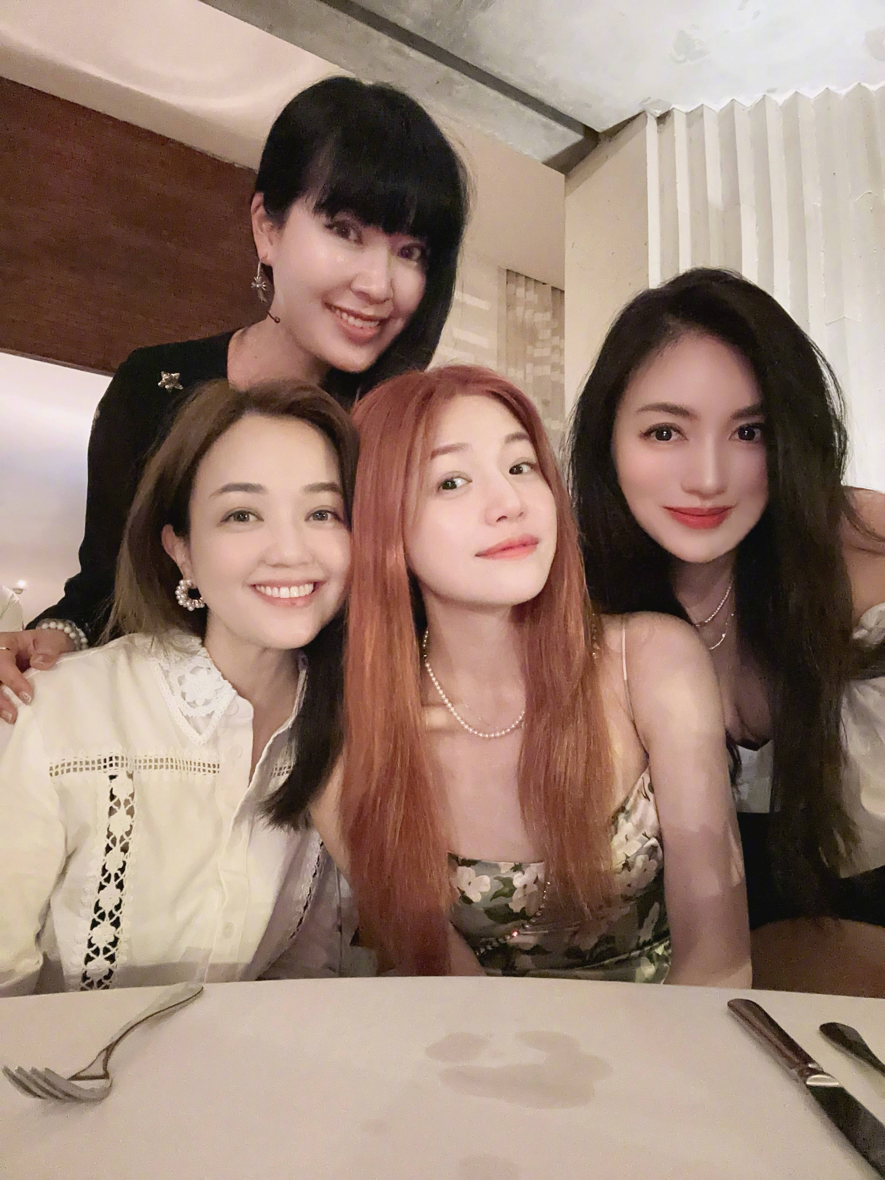 陈妍希晒潘玮柏婚礼照片 穿绿色碎花裙优雅性感 搜狐大视野 搜狐新闻