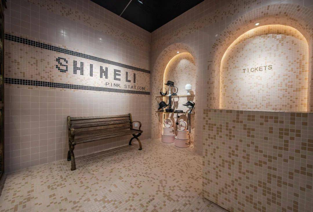 逆势入驻成都远洋太古里，原创帽饰设计品牌SHINE LI讲述八年心路历程 | iziRetail热点_帽子