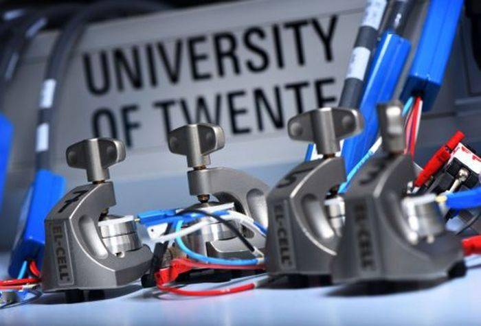 [图]科学家用NbWO新材料研发新电池设计 有望大幅提升充电速度_团队