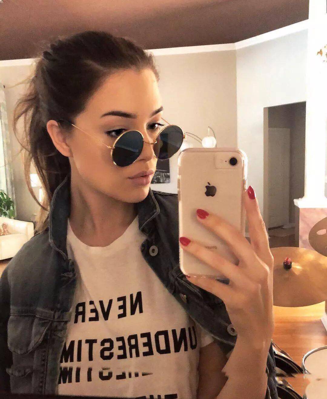 Lauren Summer 才开ins粉丝就28W，精致的脸庞，丰满的上围，让人移不开眼！！_健身