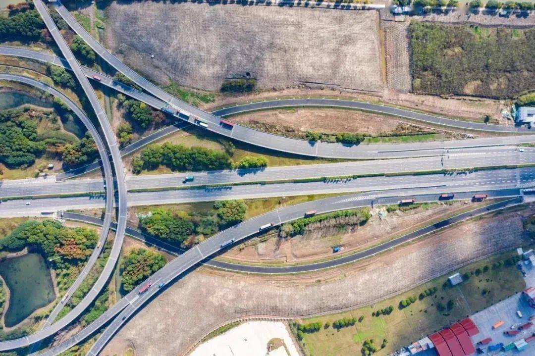 两港大道（S2立交）新建匝道工程顺利竣工，将联通快速路，缓解拥堵_施工