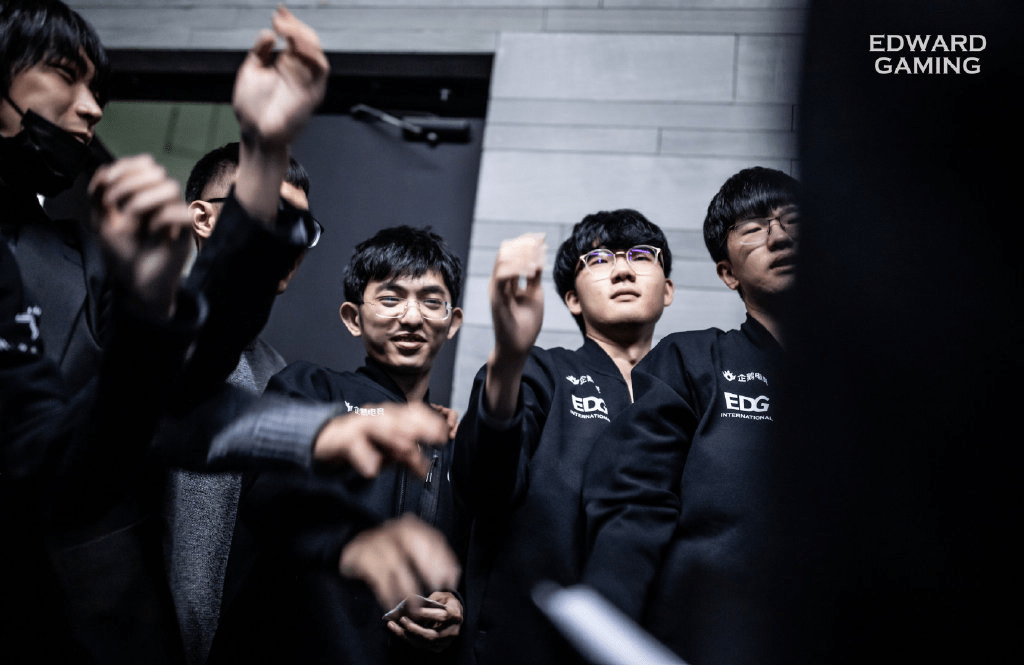 御三家归位梦回S7？WE、RNG、EDG领跑积分榜，网友：记得Ban加里奥！_成绩