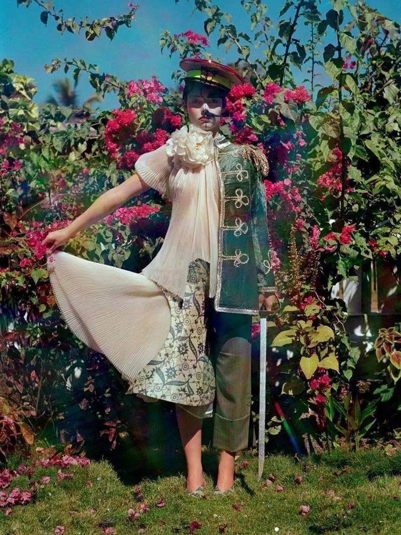 Tim Walker | 即使失去光环，明星们也争相走进他镜头下的奇幻世界_摄影