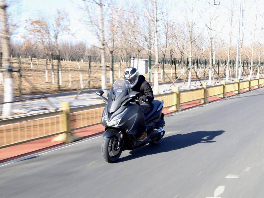 中排车型丨【实驾测试】5万能买的进口Honda NSS350踏板是什么体验？_搜狐汽车_搜狐网