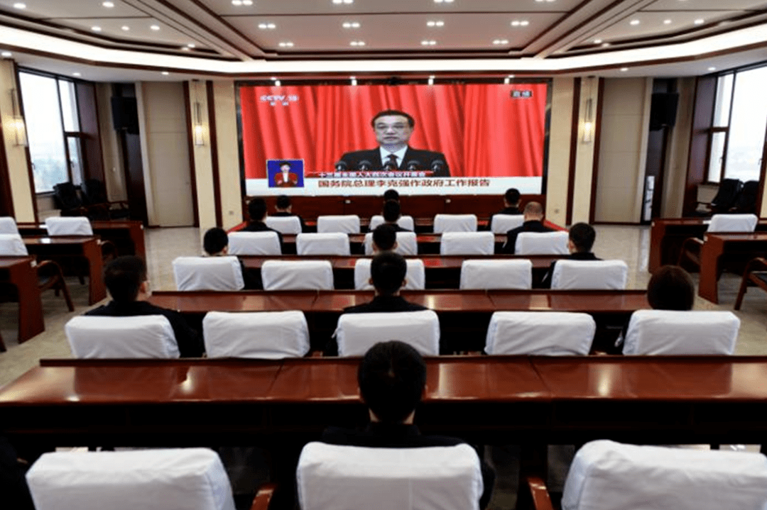 长白山边境管理支队组织民警观看“两会”盛况_大会