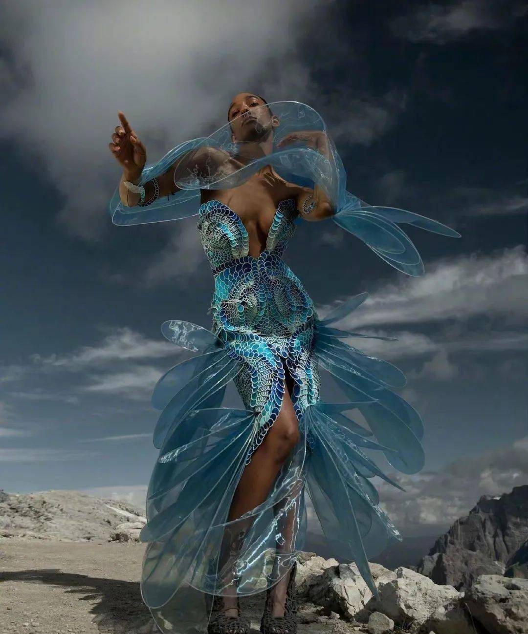 Iris Van Herpen 高级定制2021秋冬系列丨聚焦太空与地球、科技与文明的交融与碰撞_设计