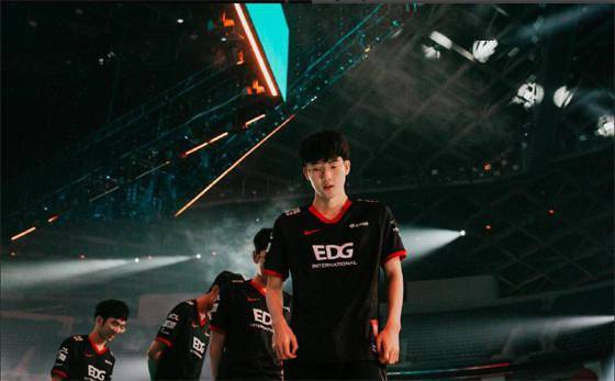 LOL：外国网友热议EDG击败FPX夺冠：Jiejie才是大翻盘的起点_Viper~
