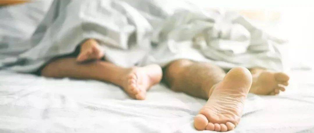 妈妈，你为什么趴在爸爸身上？”这个妈妈的回答让无数父母点赞孩子