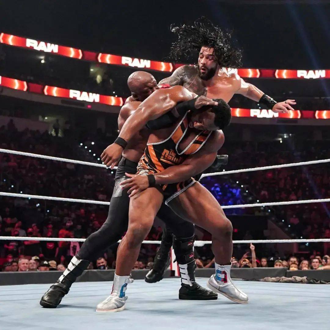 今日RAW精彩现场抓拍，罗曼和鲍比莱斯利&Big E上演三重威胁赛