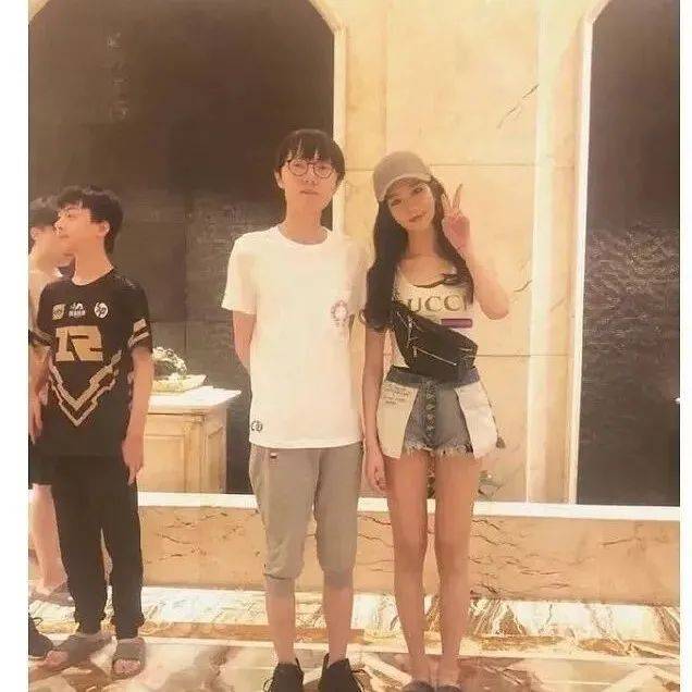IG背锅侠Wink被曝恋爱，女方曾是RNG太太团一员，心果然是RNG的_直播