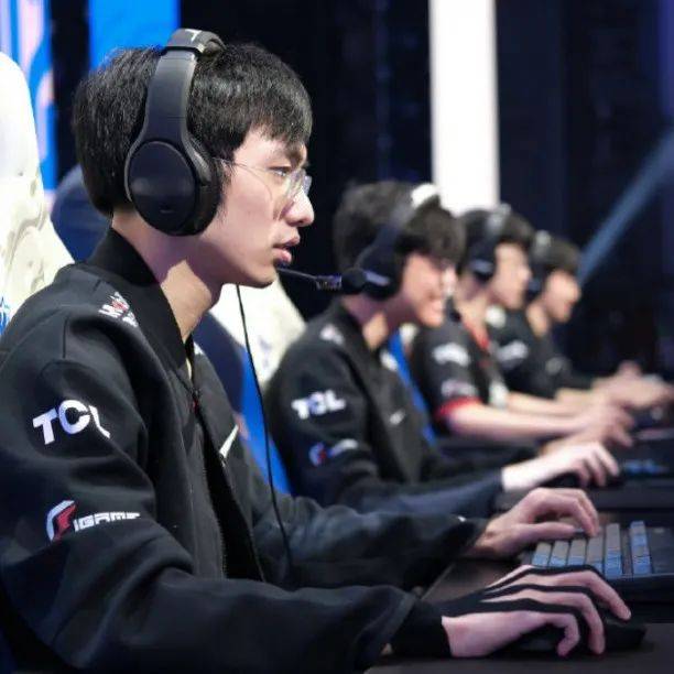 LPL真完蛋了？RNG和EDG打成病友局，Theshy吐槽：这场BO5就是看运气_比赛