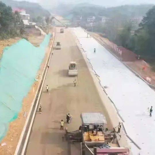 白新高速路面底基层试验路顺利摊铺施工高速公路邵阳市 4950