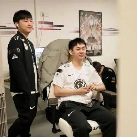 IG4战全胜昂首挺进德杯8强，新阵容未来可期，不愧是“抽卡滴神”_zaza_战队_选手